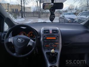 Black Toyota Auris 2007 in Riga, with an engine capacity of 1.40 L and mileage of 418 thousand km for 1800 €, photo 7 on AUTOMOTO.COM.LV