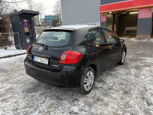 Black Toyota Auris 2007 in Riga, with an engine capacity of 1.60 L and mileage of 194 thousand km for 3100 €, photo 3 on AUTOMOTO.COM.LV