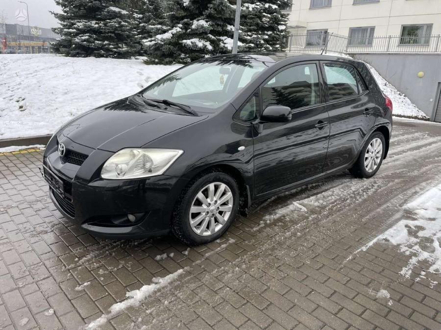 Black Toyota Auris 2007 in Vilnius, with an engine capacity of 1.60 L and mileage of 177 thousand km for 3300 €, photo 1 on AUTOMOTO.COM.LV