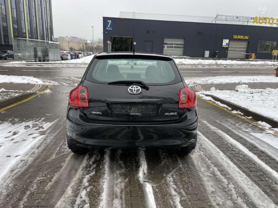 Black Toyota Auris 2007 in Vilnius, with an engine capacity of 1.60 L and mileage of 177 thousand km for 3300 €, photo 4 on AUTOMOTO.COM.LV