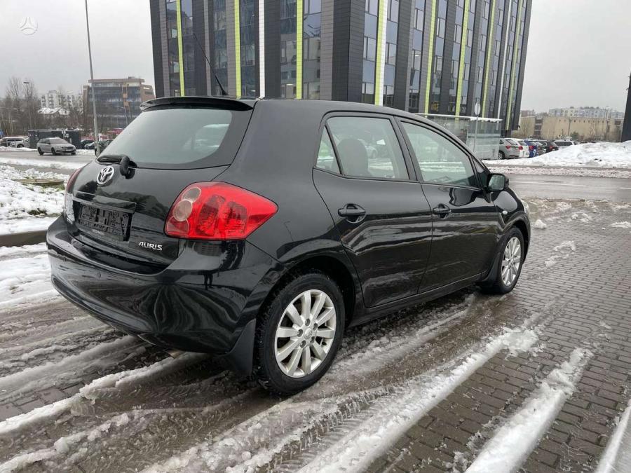 Black Toyota Auris 2007 in Vilnius, with an engine capacity of 1.60 L and mileage of 177 thousand km for 3300 €, photo 7 on AUTOMOTO.COM.LV