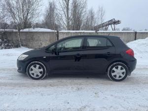 Black Toyota Auris 2007 in Panevezys, with an engine capacity of 2.00 L and mileage of 310 thousand km for 2500 €, photo 2 on AUTOMOTO.COM.LV