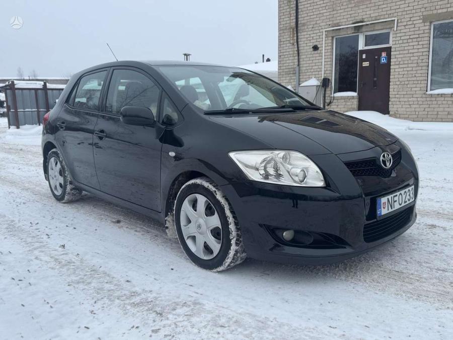 Black Toyota Auris 2007 in Panevezys, with an engine capacity of 2.00 L and mileage of 310 thousand km for 2500 €, photo 3 on AUTOMOTO.COM.LV