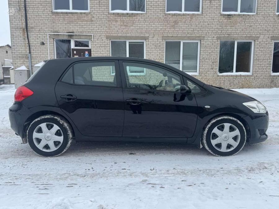 Black Toyota Auris 2007 in Panevezys, with an engine capacity of 2.00 L and mileage of 310 thousand km for 2500 €, photo 4 on AUTOMOTO.COM.LV