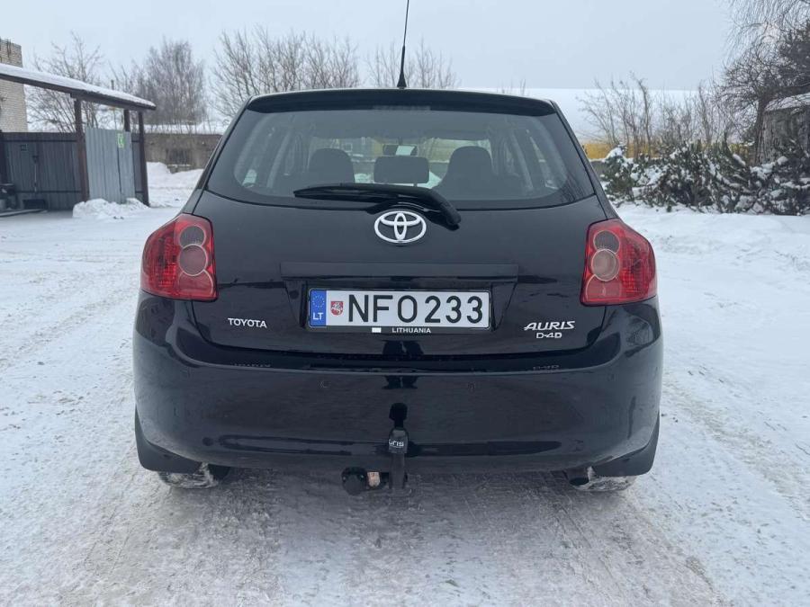 Black Toyota Auris 2007 in Panevezys, with an engine capacity of 2.00 L and mileage of 310 thousand km for 2500 €, photo 6 on AUTOMOTO.COM.LV