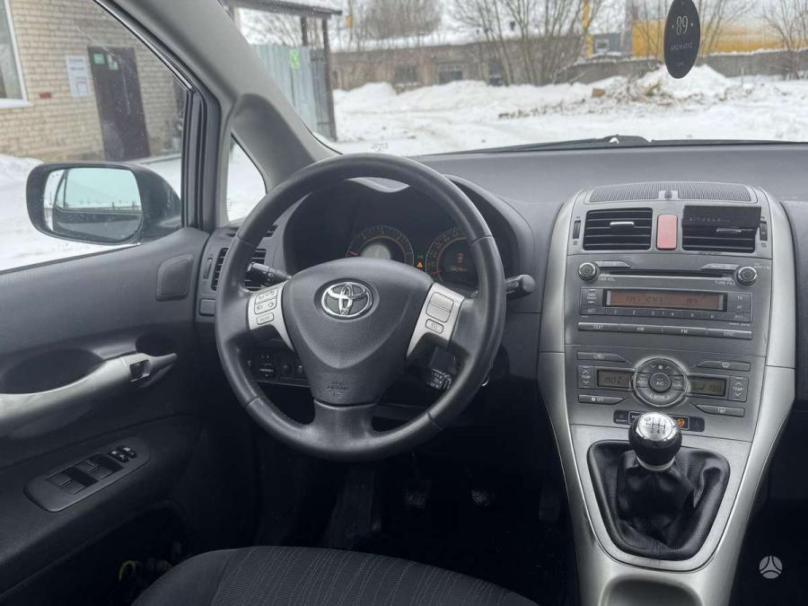 Black Toyota Auris 2007 in Panevezys, with an engine capacity of 2.00 L and mileage of 310 thousand km for 2500 €, photo 13 on AUTOMOTO.COM.LV