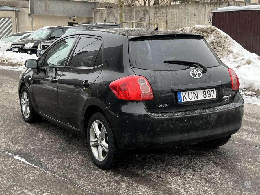Melns Toyota Auris 2007 Viļņa, ar dzinēja tilpumu 2.00 L un nobraukumu 258 tūkst. km par 1999 €, foto 3 vietnē AUTOMOTO.COM.LV