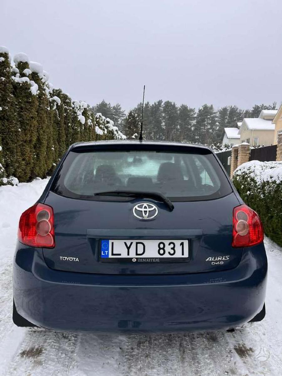 Black Toyota Auris 2007 in Vilnius, with an engine capacity of 1.36 L and mileage of 291 thousand km for 2200 €, photo 5 on AUTOMOTO.COM.LV