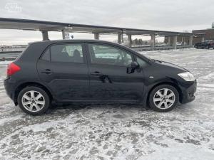 Black Toyota Auris 2007 in Vilnius, with an engine capacity of 2.00 L and mileage of 323 thousand km for 2550 €, photo 2 on AUTOMOTO.COM.LV
