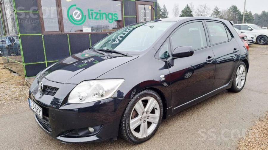 Black Toyota Auris 2007 in Riga, with an engine capacity of 2.20 L and mileage of 211 thousand km for 2700 €, photo 1 on AUTOMOTO.COM.LV