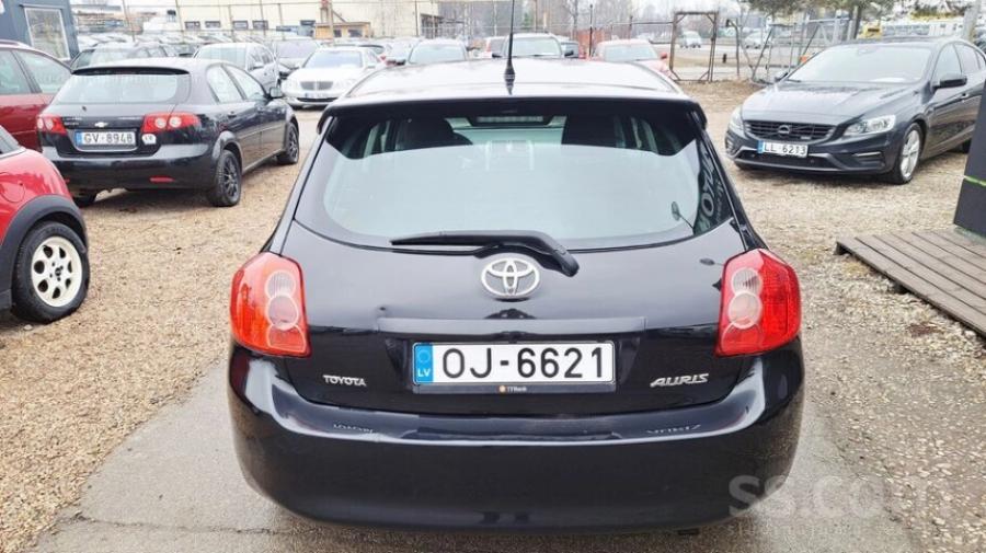 Black Toyota Auris 2007 in Riga, with an engine capacity of 2.20 L and mileage of 211 thousand km for 2700 €, photo 13 on AUTOMOTO.COM.LV