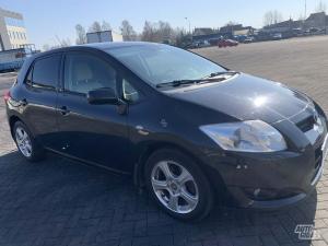 Black Toyota Auris 2007 in Marijampole, with an engine capacity of 2.00 L and mileage of 314 thousand km for 1600 €, photo 3 on AUTOMOTO.COM.LV