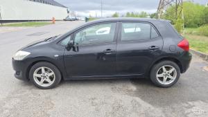 Black Toyota Auris 2007 in Vilnius, with an engine capacity of 2.00 L and mileage of 320 thousand km for 2000 €, photo 3 on AUTOMOTO.COM.LV