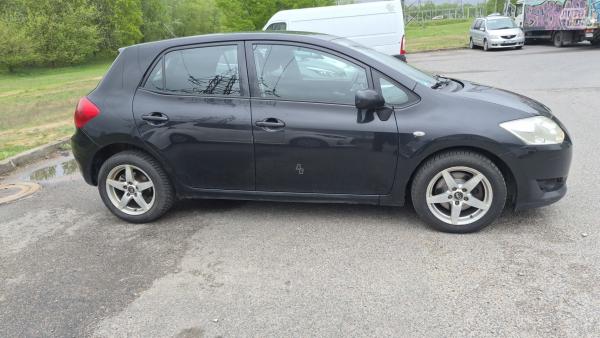 Black Toyota Auris 2007 in Vilnius, with an engine capacity of 2.00 L and mileage of 320 thousand km for 2000 €, photo 4 on AUTOMOTO.COM.LV