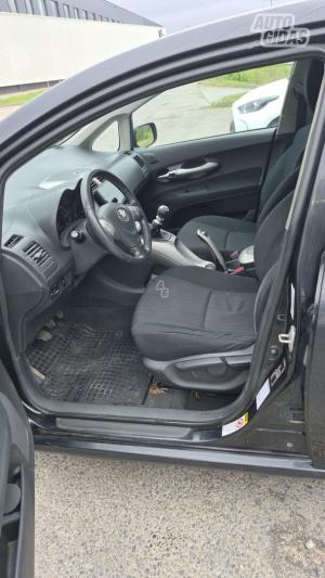 Black Toyota Auris 2007 in Vilnius, with an engine capacity of 2.00 L and mileage of 320 thousand km for 2000 €, photo 6 on AUTOMOTO.COM.LV