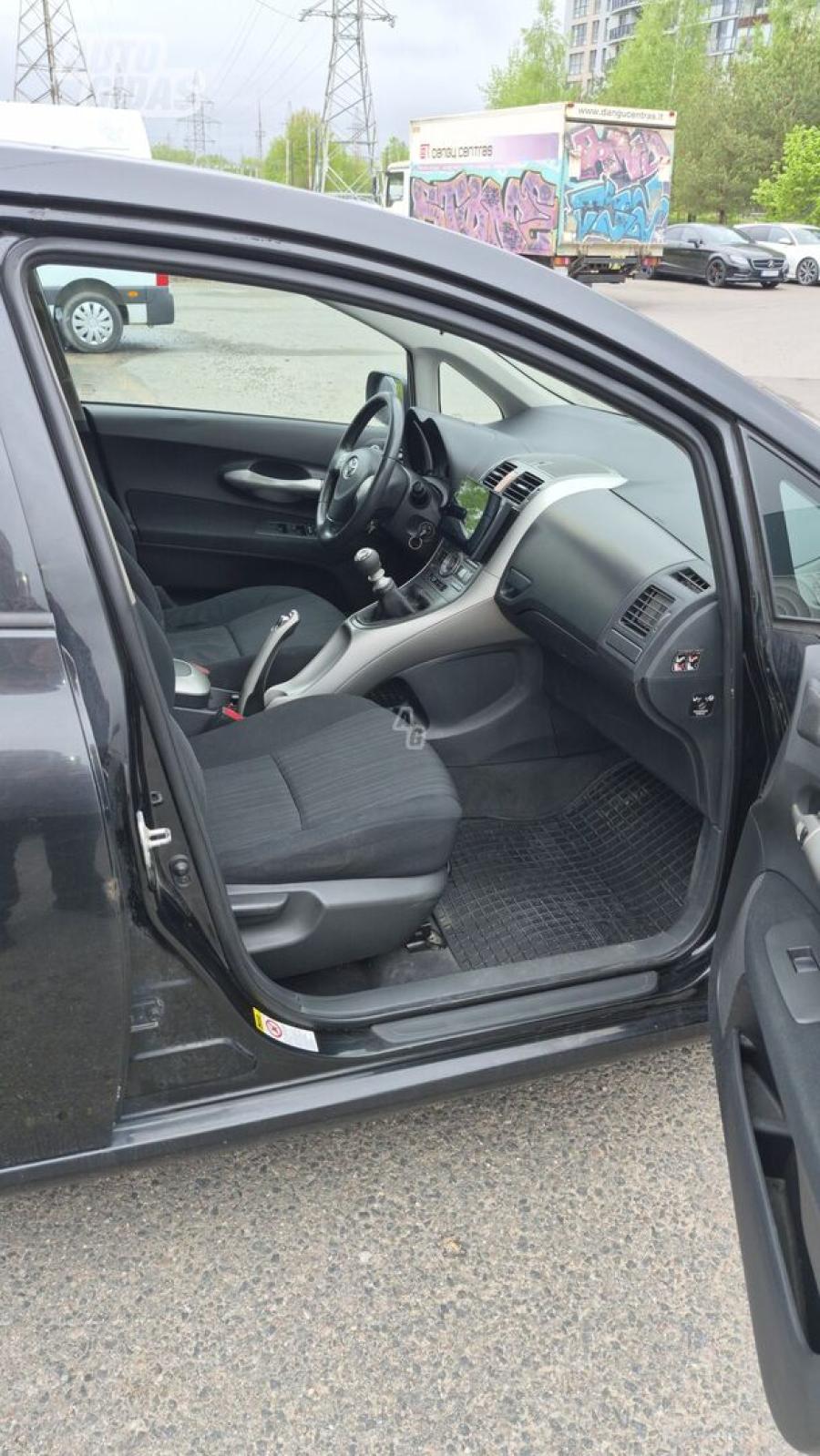 Black Toyota Auris 2007 in Vilnius, with an engine capacity of 2.00 L and mileage of 320 thousand km for 2000 €, photo 8 on AUTOMOTO.COM.LV