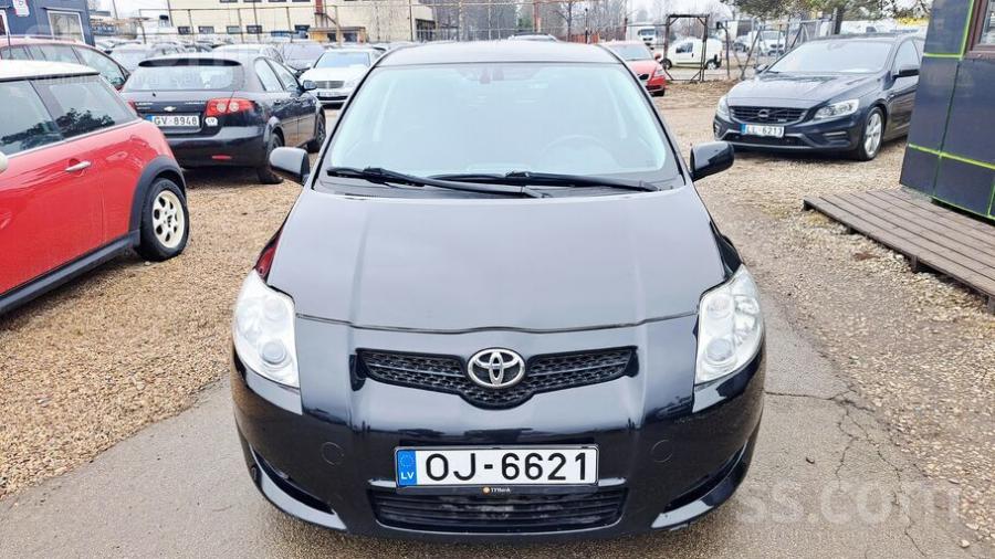 Black Toyota Auris 2007 in Riga, with an engine capacity of 2.20 L and mileage of 211 thousand km for 2700 €, photo 6 on AUTOMOTO.COM.LV