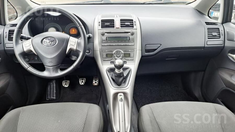 Black Toyota Auris 2007 in Riga, with an engine capacity of 2.20 L and mileage of 211 thousand km for 2700 €, photo 8 on AUTOMOTO.COM.LV