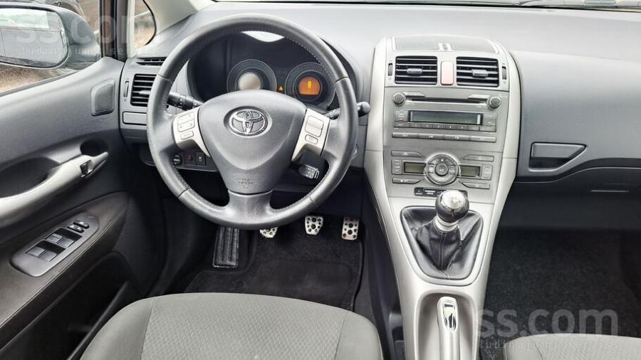 Black Toyota Auris 2007 in Riga, with an engine capacity of 2.20 L and mileage of 211 thousand km for 2700 €, photo 10 on AUTOMOTO.COM.LV