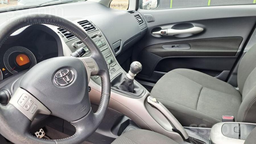 Black Toyota Auris 2007 in Riga, with an engine capacity of 2.20 L and mileage of 211 thousand km for 2700 €, photo 11 on AUTOMOTO.COM.LV