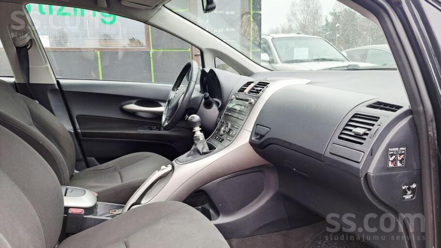 Black Toyota Auris 2007 in Riga, with an engine capacity of 2.20 L and mileage of 211 thousand km for 2700 €, photo 14 on AUTOMOTO.COM.LV