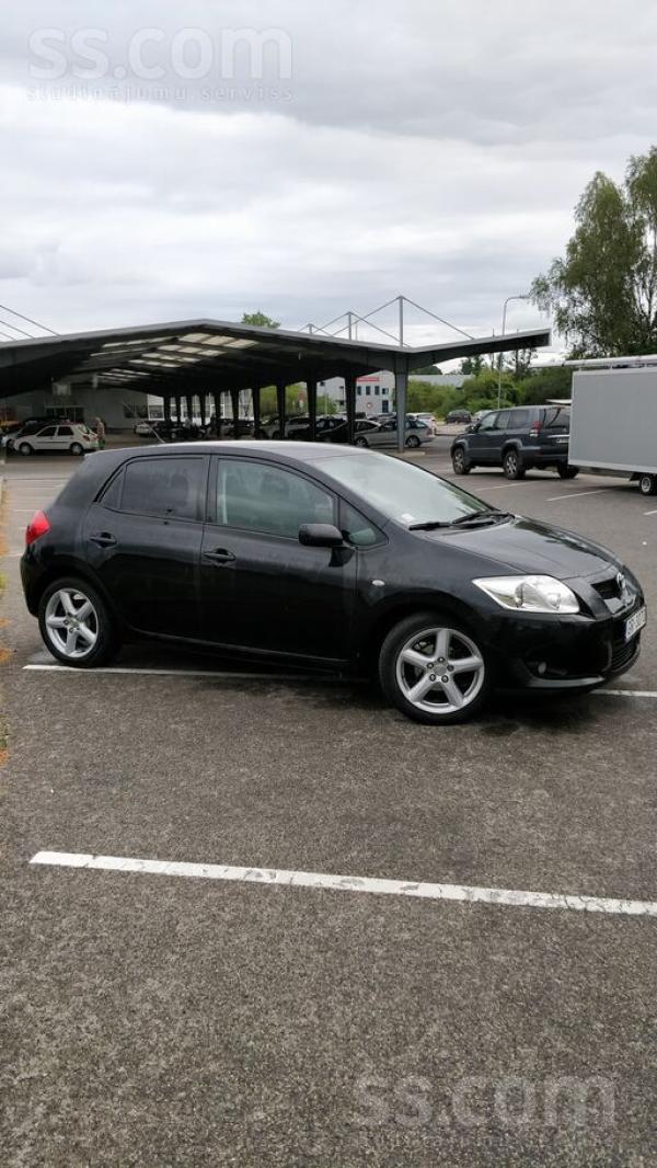 Black Toyota Auris 2007 in Riga, with an engine capacity of 1.60 L and mileage of 230 thousand km for 2990 €, photo 2 on AUTOMOTO.COM.LV