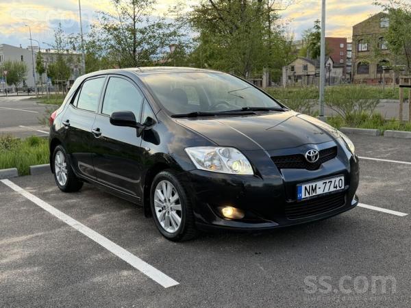 Black Toyota Auris 2007 in Jelgava, with an engine capacity of 1.60 L and mileage of 140 thousand km for 2900 €, photo 1 on AUTOMOTO.COM.LV