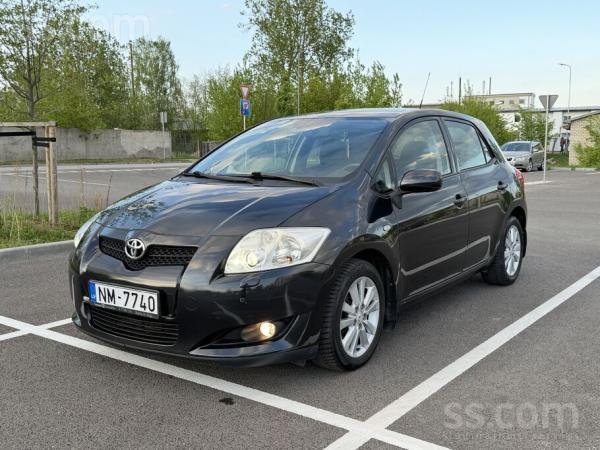 Black Toyota Auris 2007 in Jelgava, with an engine capacity of 1.60 L and mileage of 140 thousand km for 2900 €, photo 2 on AUTOMOTO.COM.LV