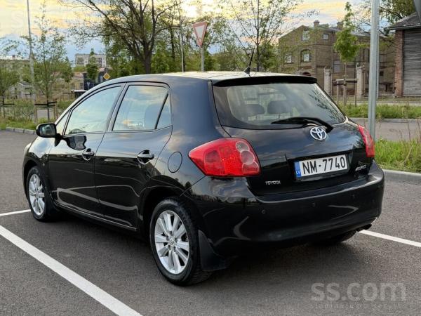 Black Toyota Auris 2007 in Jelgava, with an engine capacity of 1.60 L and mileage of 140 thousand km for 2900 €, photo 3 on AUTOMOTO.COM.LV