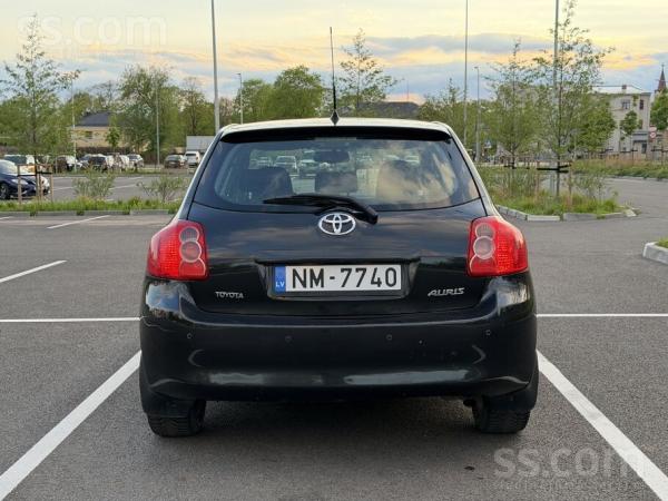 Black Toyota Auris 2007 in Jelgava, with an engine capacity of 1.60 L and mileage of 140 thousand km for 2900 €, photo 4 on AUTOMOTO.COM.LV