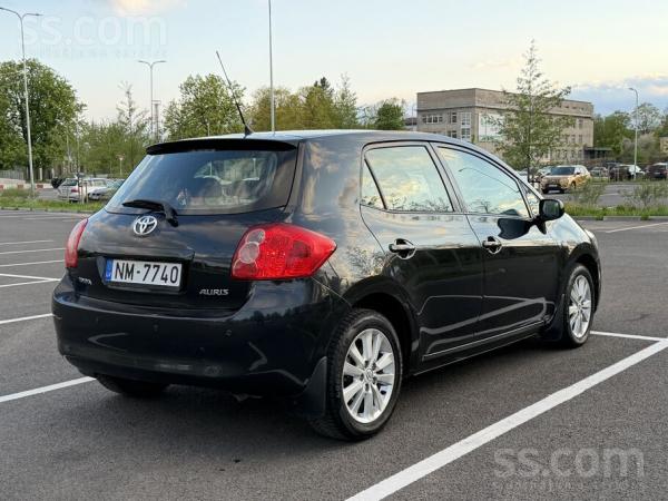 Black Toyota Auris 2007 in Jelgava, with an engine capacity of 1.60 L and mileage of 140 thousand km for 2900 €, photo 5 on AUTOMOTO.COM.LV