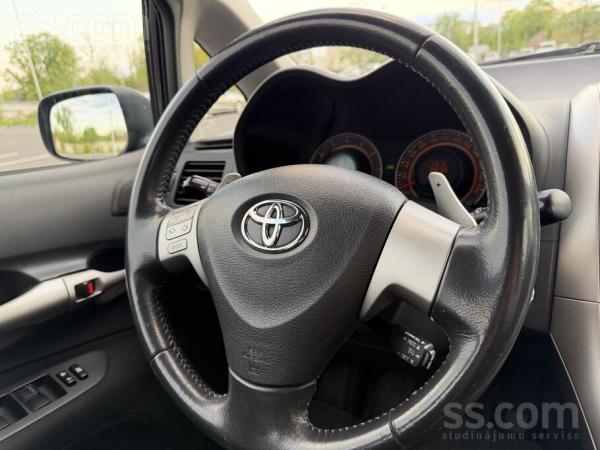 Black Toyota Auris 2007 in Jelgava, with an engine capacity of 1.60 L and mileage of 140 thousand km for 2900 €, photo 8 on AUTOMOTO.COM.LV
