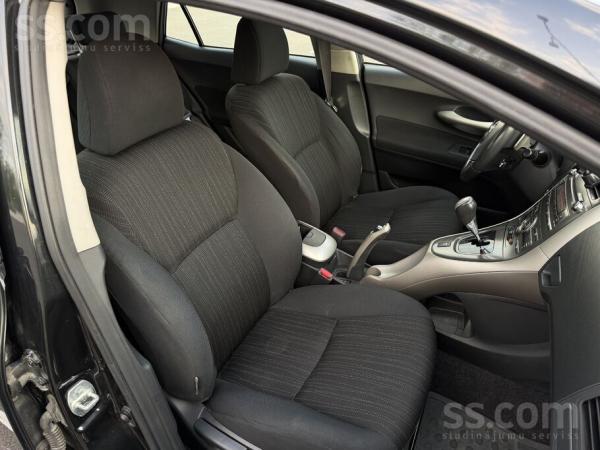 Black Toyota Auris 2007 in Jelgava, with an engine capacity of 1.60 L and mileage of 140 thousand km for 2900 €, photo 9 on AUTOMOTO.COM.LV