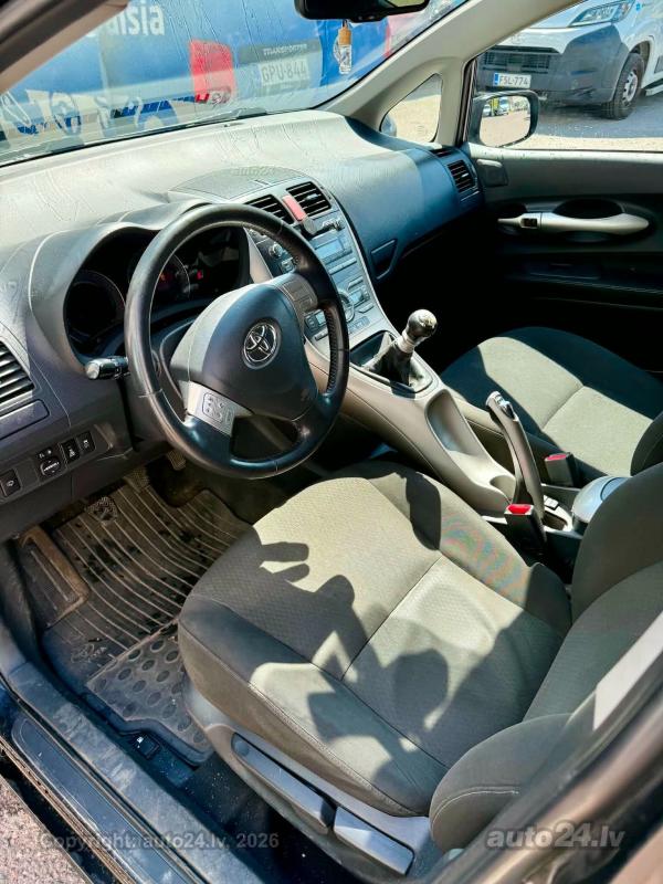 Melns Toyota Auris 2007 Tallina, ar dzinēja tilpumu 2.20 L un nobraukumu 323 tūkst. km par 2150 €, foto 5 vietnē AUTOMOTO.COM.LV