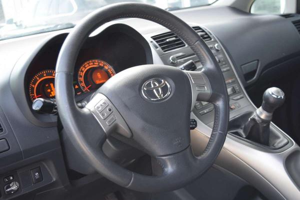 Melns Toyota Auris 2007 Viļņa, ar dzinēja tilpumu 1.60 L un nobraukumu 275 tūkst. km par 2350 €, foto 10 vietnē AUTOMOTO.COM.LV