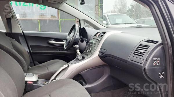 Black Toyota Auris 2007 in Riga, with an engine capacity of 2.20 L and mileage of 211 thousand km for 2700 €, photo 5 on AUTOMOTO.COM.LV
