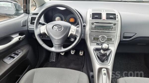 Black Toyota Auris 2007 in Riga, with an engine capacity of 2.20 L and mileage of 211 thousand km for 2700 €, photo 9 on AUTOMOTO.COM.LV