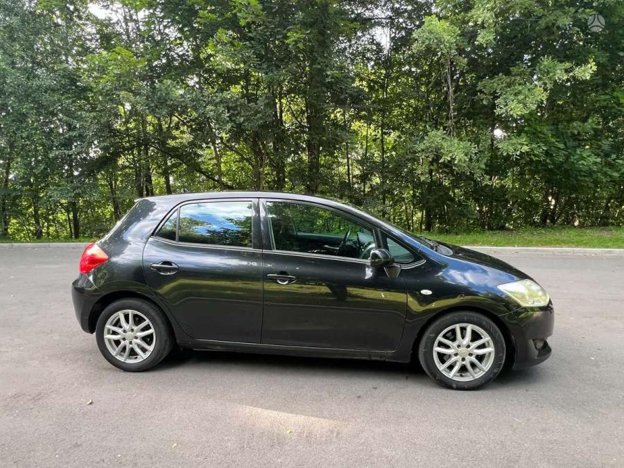 Melns Toyota Auris 2007 Viļņa, ar dzinēja tilpumu 2.00 L un nobraukumu 358 tūkst. km par 2100 €, foto 5 vietnē AUTOMOTO.COM.LV