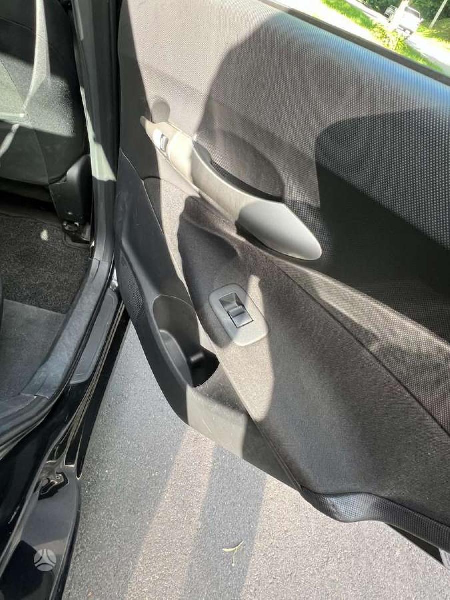 Melns Toyota Auris 2007 Viļņa, ar dzinēja tilpumu 2.00 L un nobraukumu 358 tūkst. km par 2100 €, foto 16 vietnē AUTOMOTO.COM.LV