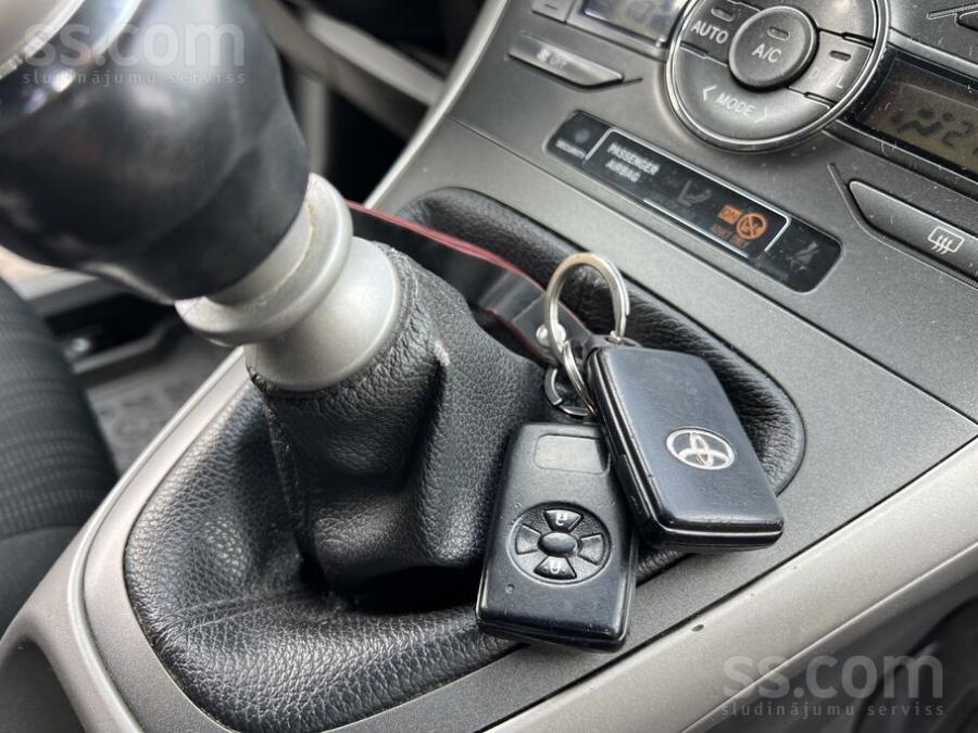 Melns Toyota Auris 2007 Jēkabpils, ar dzinēja tilpumu 2.00 L un nobraukumu 210 tūkst. km par 3200 €, foto 13 vietnē AUTOMOTO.COM.LV