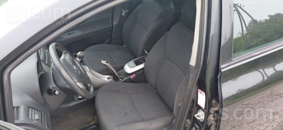 Black Toyota Auris 2007 in Jelgava, with an engine capacity of 2.00 L and mileage of 453 thousand km for 1900 €, photo 7 on AUTOMOTO.COM.LV