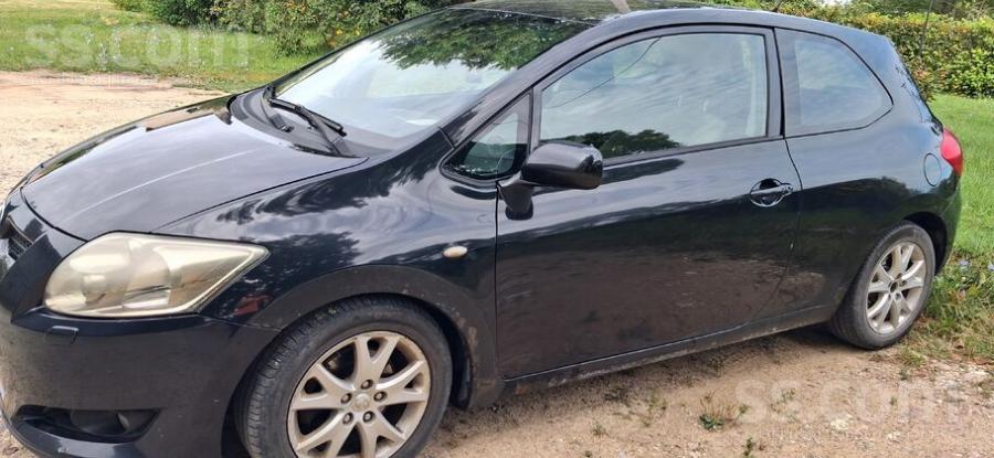 Black Toyota Auris 2007 in Tukums, with an engine capacity of 2.20 L and mileage of 276 thousand km for 650 €, photo 1 on AUTOMOTO.COM.LV