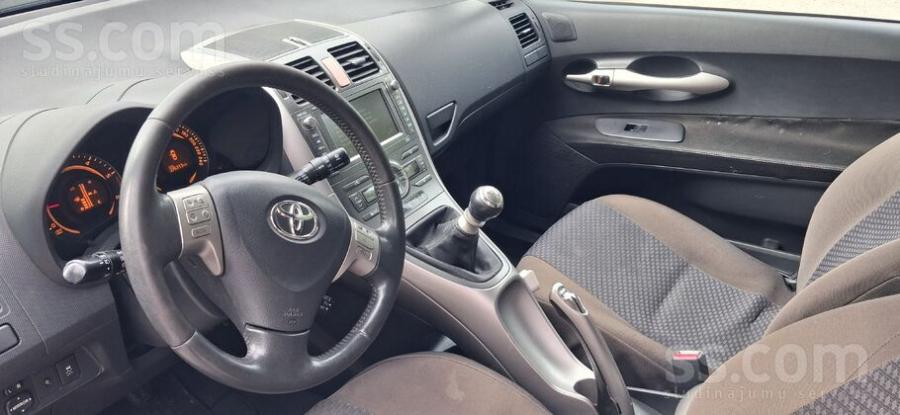 Black Toyota Auris 2007 in Tukums, with an engine capacity of 2.20 L and mileage of 276 thousand km for 650 €, photo 4 on AUTOMOTO.COM.LV