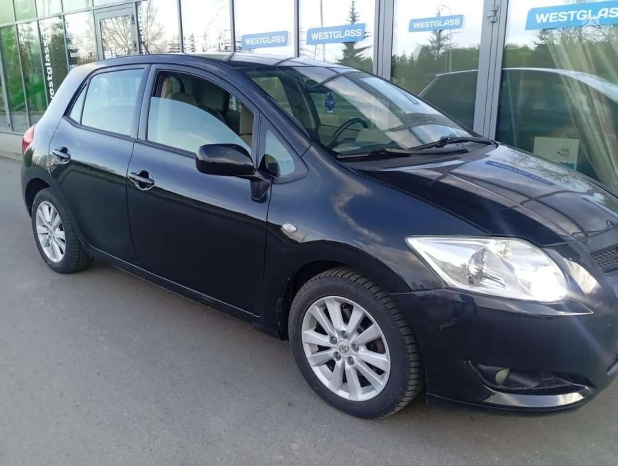 Black Toyota Auris 2007 in Alytus, with an engine capacity of 2.00 L and mileage of 302 thousand km for 2000 €, photo 3 on AUTOMOTO.COM.LV