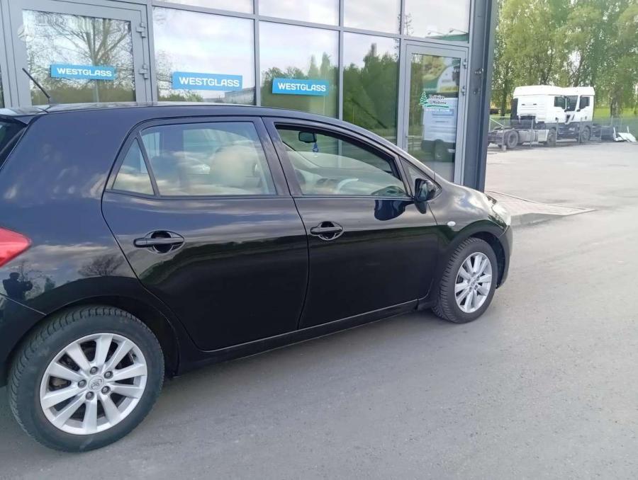 Black Toyota Auris 2007 in Alytus, with an engine capacity of 2.00 L and mileage of 302 thousand km for 2000 €, photo 4 on AUTOMOTO.COM.LV