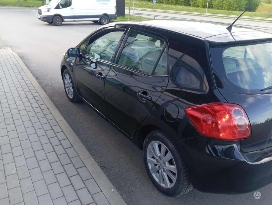 Black Toyota Auris 2007 in Alytus, with an engine capacity of 2.00 L and mileage of 302 thousand km for 2000 €, photo 5 on AUTOMOTO.COM.LV