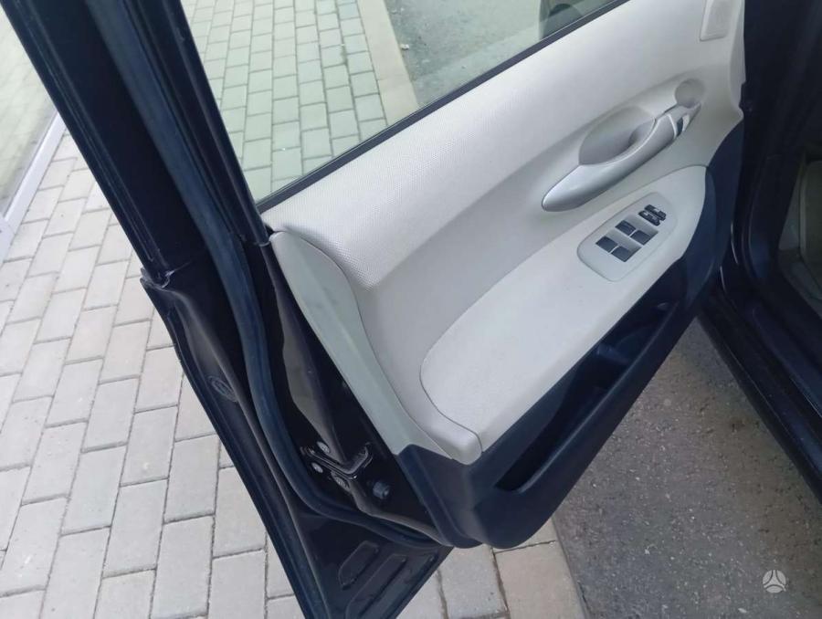 Black Toyota Auris 2007 in Alytus, with an engine capacity of 2.00 L and mileage of 302 thousand km for 2000 €, photo 9 on AUTOMOTO.COM.LV