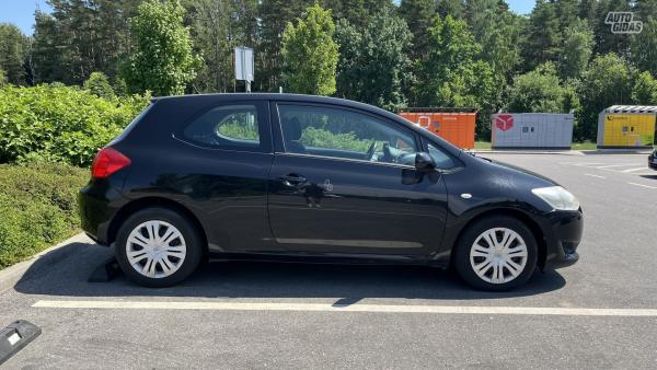 Toyota Auris 2007 Viļņa vietnē Melns Toyota Auris 2007 Viļņa, ar dzinēja tilpumu 2.00 L un nobraukumu 259 tūkst. km par 2200 €, foto 4 vietnē AUTOMOTO.COM.LV