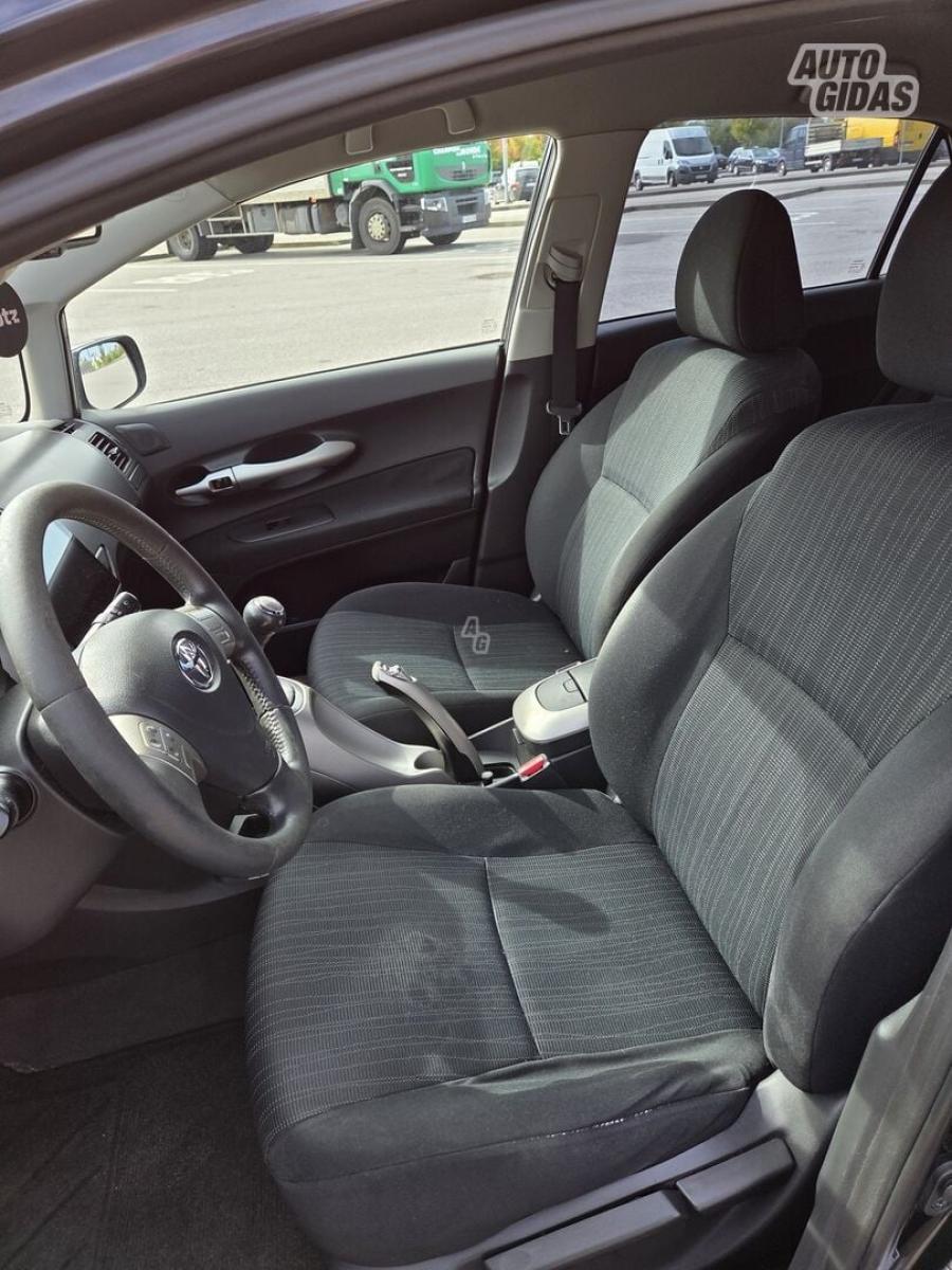 Black Toyota Auris 2007 in Klaipeda, with an engine capacity of 1.60 L and mileage of 282 thousand km for 2850 €, photo 7 on AUTOMOTO.COM.LV