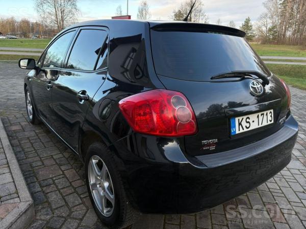 Black Toyota Auris 2008 in Jelgava, with an engine capacity of 2.00 L and mileage of 256 thousand km for 2550 €, photo 3 on AUTOMOTO.COM.LV